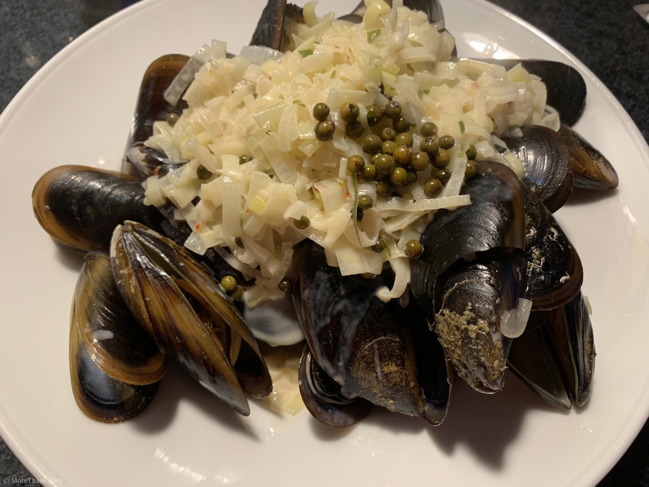 Miesmuscheln mit Pernod-Sahne-Sauce und grünem Pfeffer - MoreThanCakes